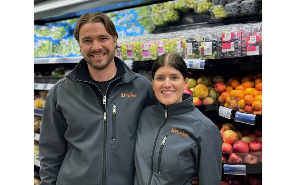 Laura ja Santeri Ilmolahti Suomi K-Market Puhakan kauppiaiksi – kaupan ...